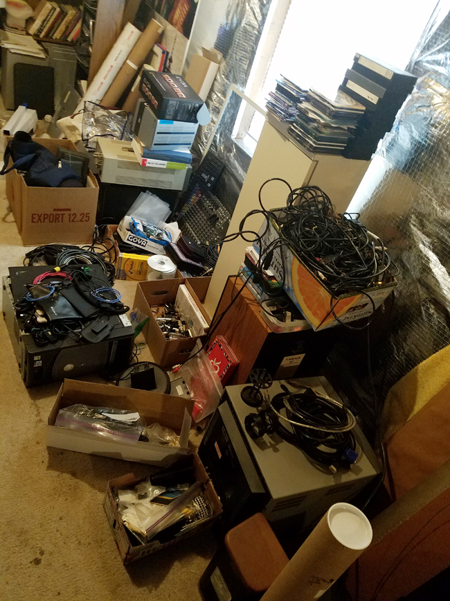 The Industrial Desk That Needed a New Room - Remodelando la Casa