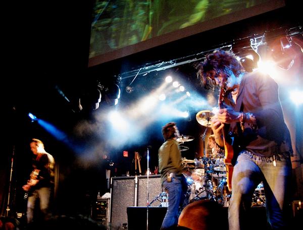 Como a cuatro pasos del cielo: Banda: ARMY OF ANYONE (E.E.U.U.)