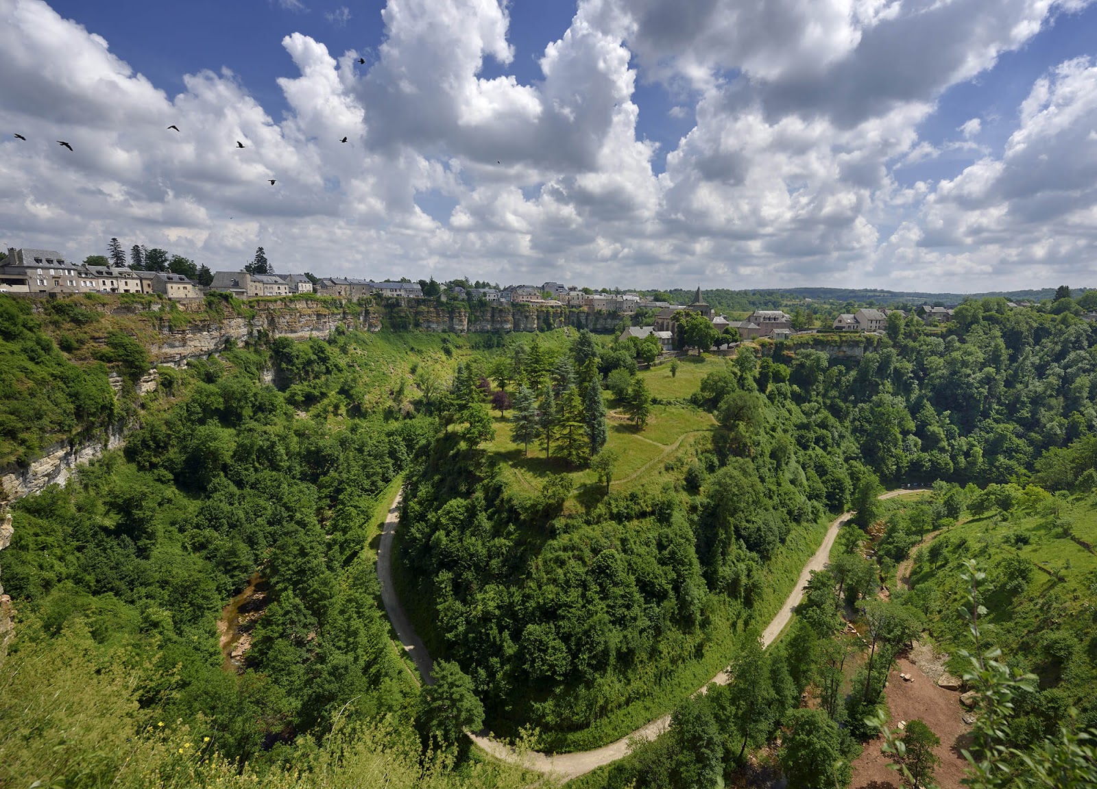 Traveler Hellas: Bozouls (Το εντυπωσιακό Γαλλικό χωριό)