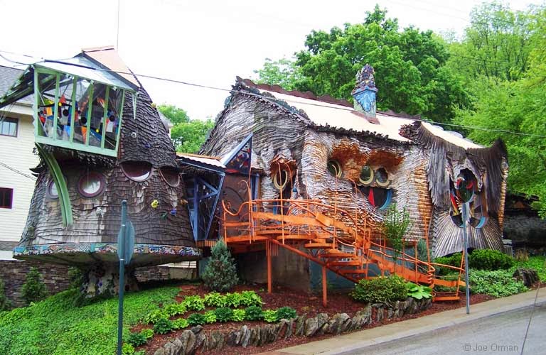 My Search for a Home: 10 Bizarre Houses for Different Lifestyles