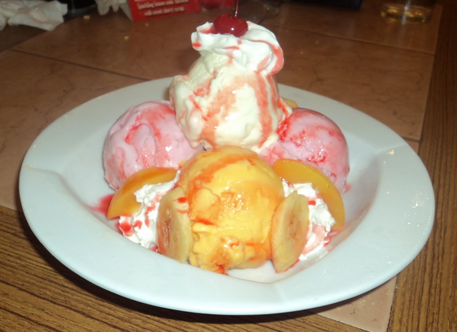 My Love for Desserts and Everything Sweet..: Shakey's Peach Banana Split