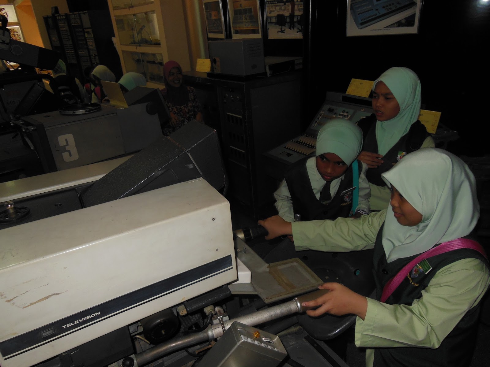 PUSAT SUMBER SEKOLAH: LAWATAN SAMBIL BELAJAR KE RTM ANGKASAPURI