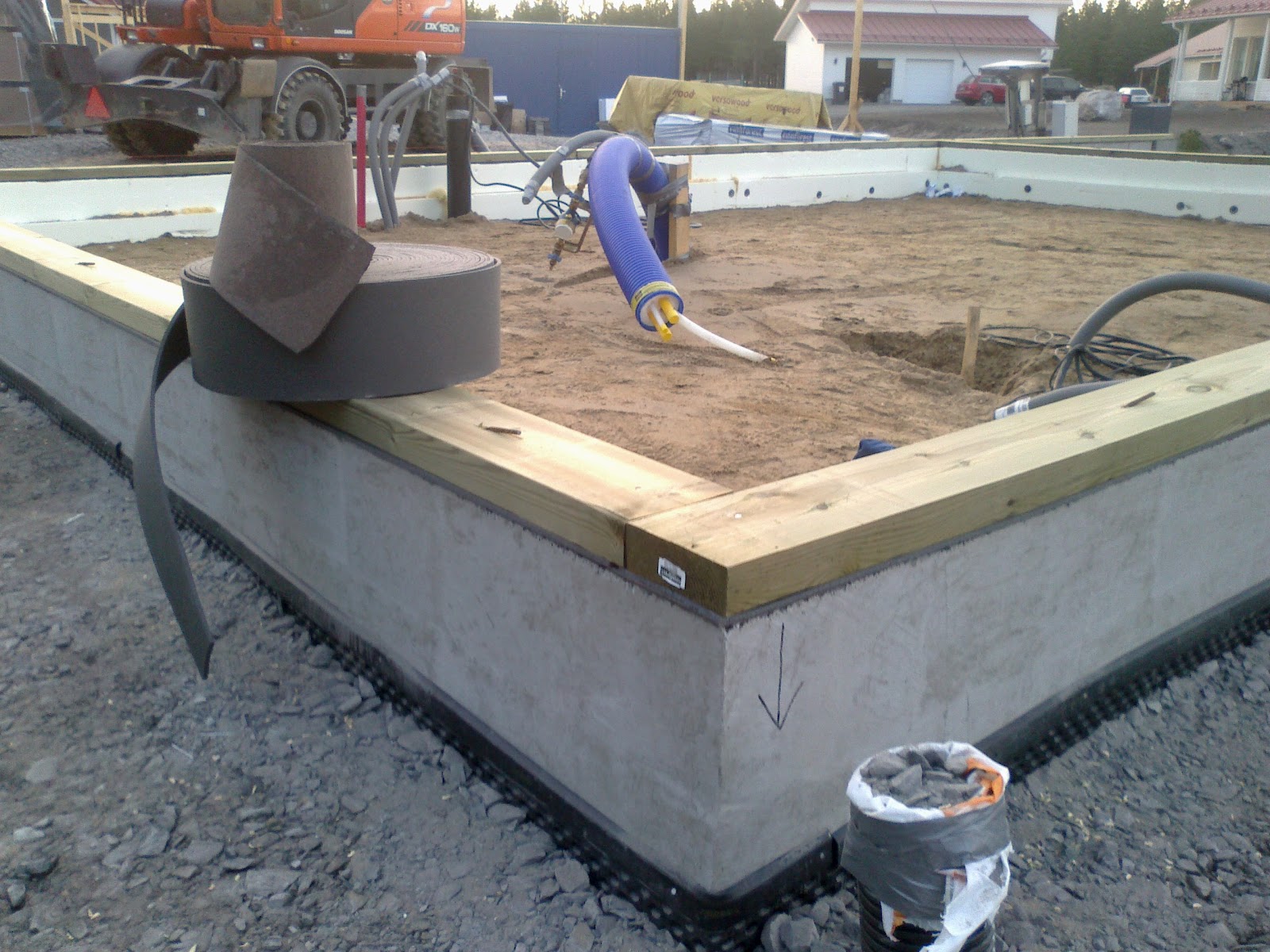 Meidän toinen rakennusprojektimme: Autotallin runko alkaa nousemaan