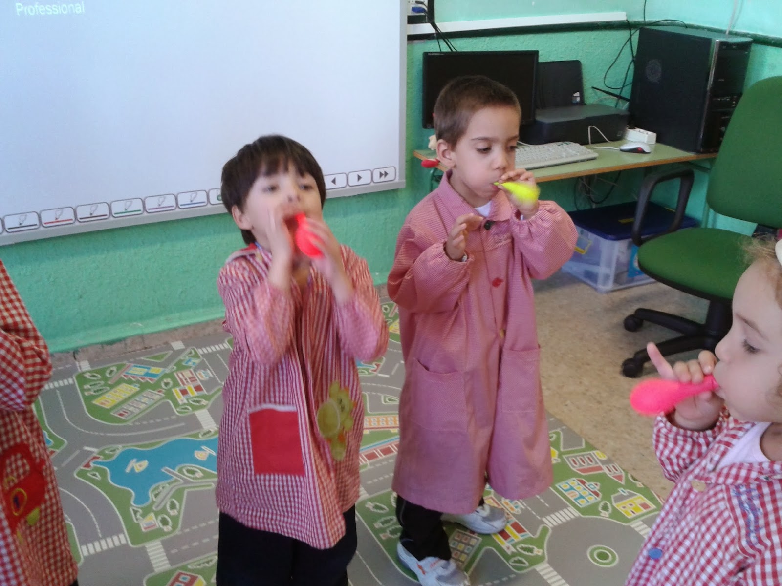 LOS PEQUES DE FELI: !APRENDEMOS A INFLAR GLOBOS!