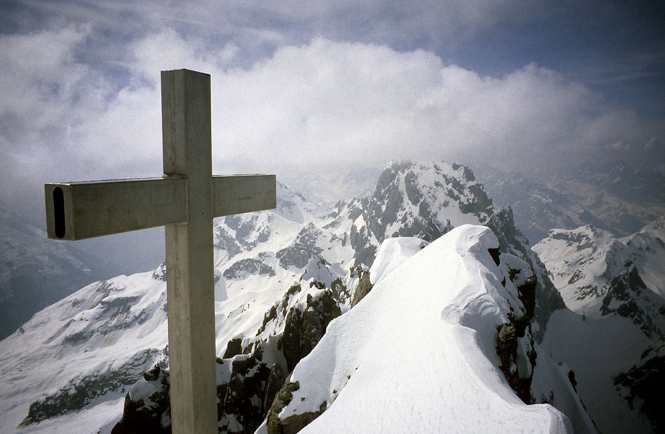 One Hundred Mountains: Cross purposes (3)