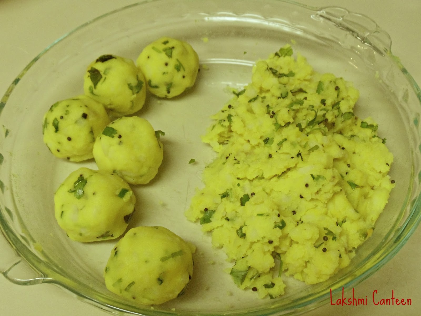 Lakshmi Canteen: Batate Ambado (Potato Fritters)