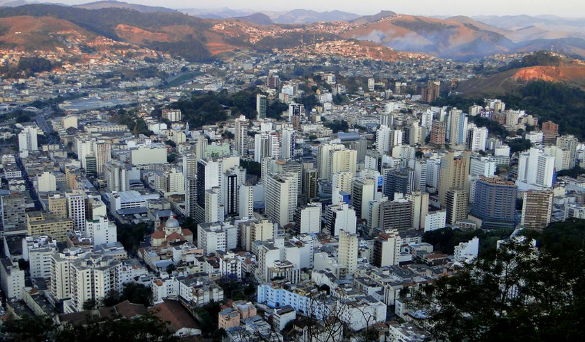 OLHANDO DA JANELA DO TREM: JUIZ DE FORA / MINAS GERAIS / BRAZIL (2.632 ...