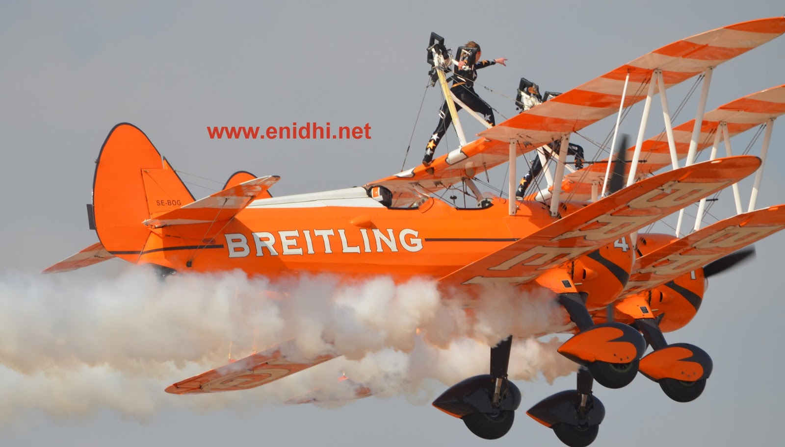 Aero India 2015: Breitling Wingwalkers :Stunt show on the plane wings ...