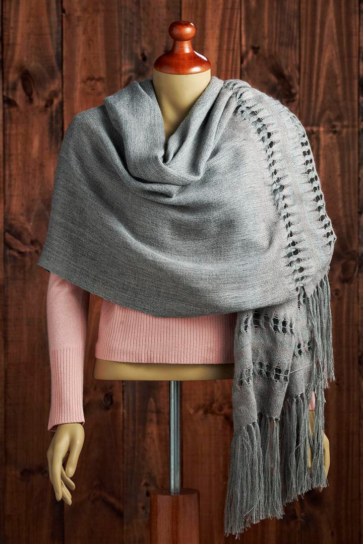 Monita de Seda: Un Chal, mil usos... Abrigada con Wayra