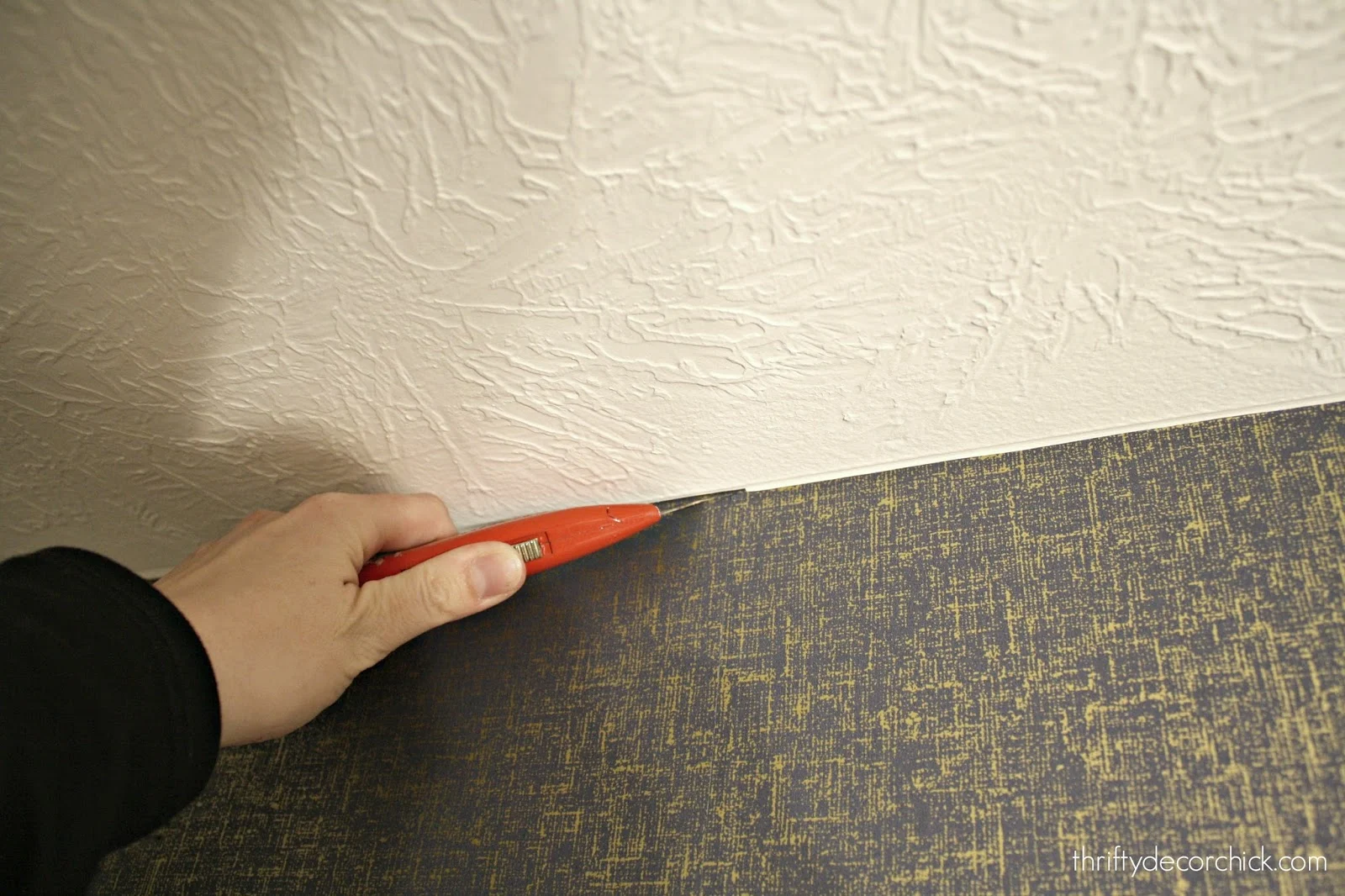 How to Install Peel and Stick Wallpaper | Thrifty Decor Chick | Thrifty ...