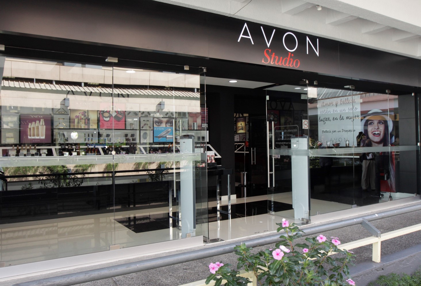 Avon inauguró su tienda “Avon Studio” - puntoguate.com