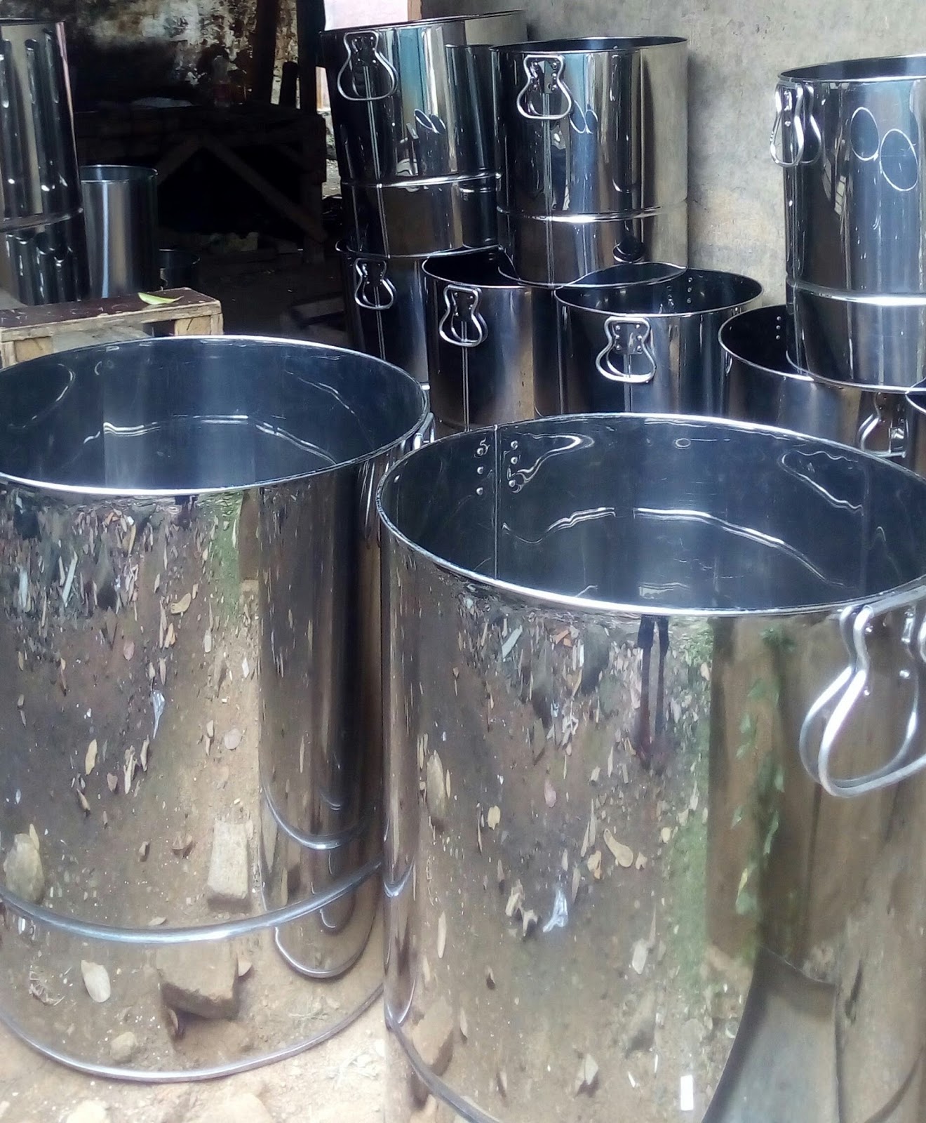 Pengrajin loyang dan langseng /tong air