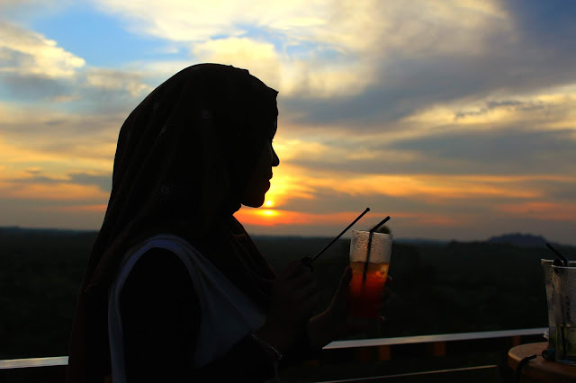 Menikmati Paket Floating Hi Tea di De Cliff Cafe dan Floating Breakfast ...