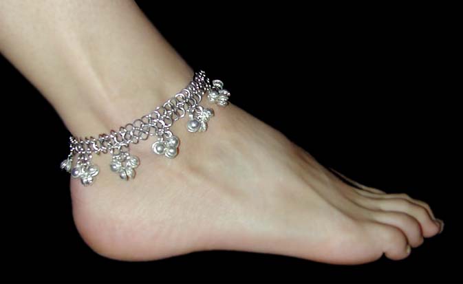 Fashion And Style: stylish anklets payal,s