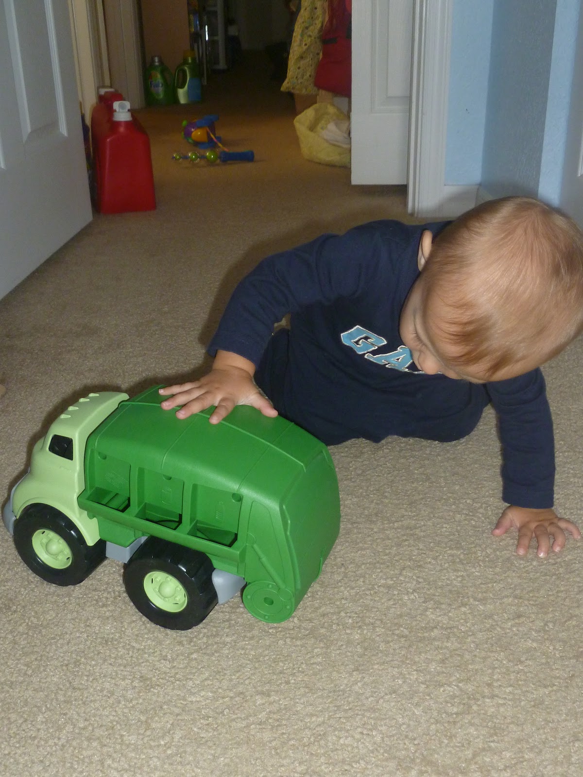 GREEN TOYS RECYCLING TRUCK REVIEW + GIVEAWAY (EARTH DAY EVENT) - Mama ...