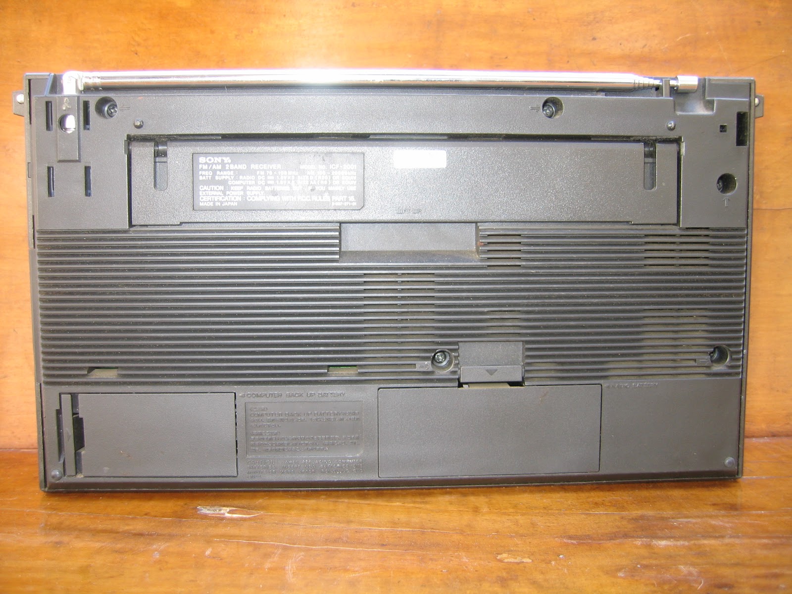 UNIVERSEBOOKBLOG: Radiotehnică şi Radioamatorism ( 3) - Sony ICF 2001