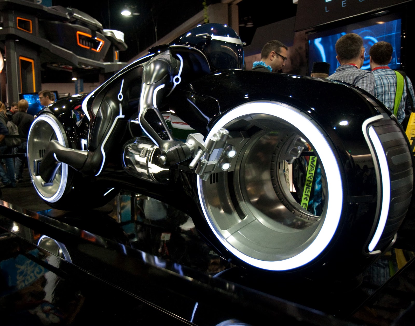 Crónicas de un cosplayer: Moto real de Tron Legacy (Vídeo)