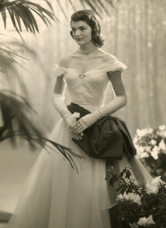 Etiquipedia: Etiquette, Debuts, Debutantes and a "Texas Dip"