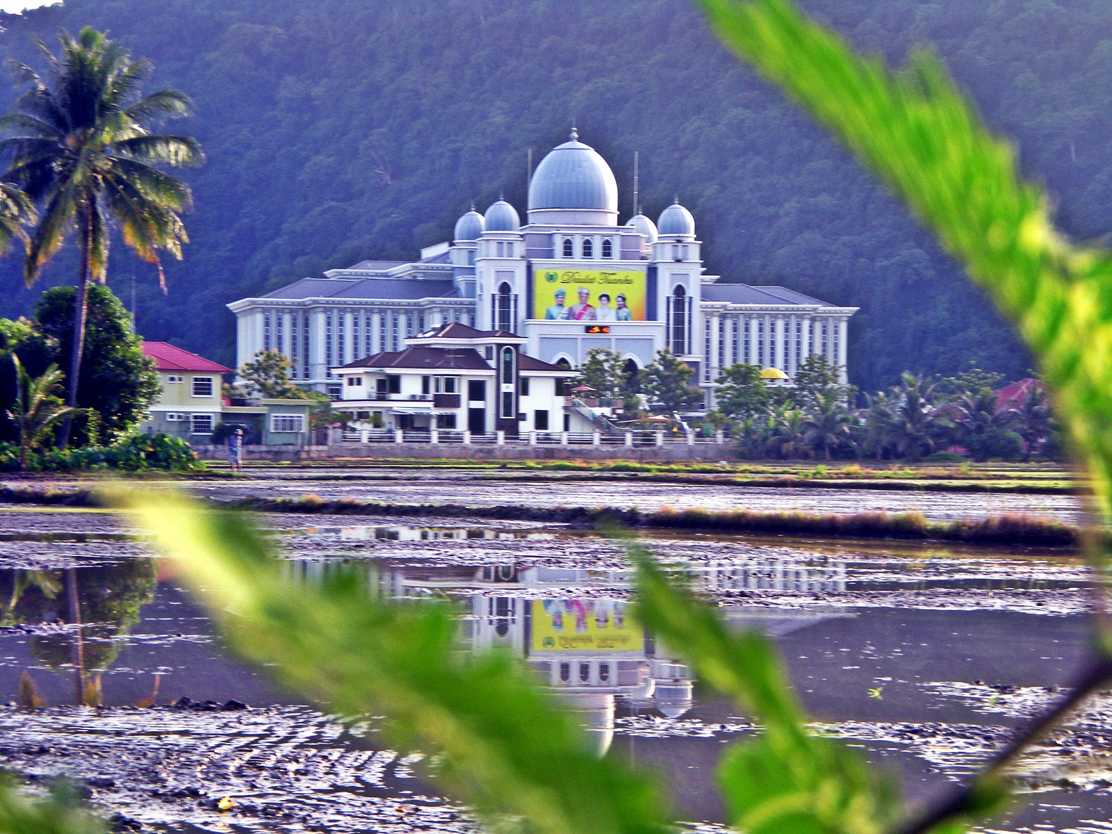 My World: KOMPLEKS DEWAN UNDANGAN NEGERI PERLIS