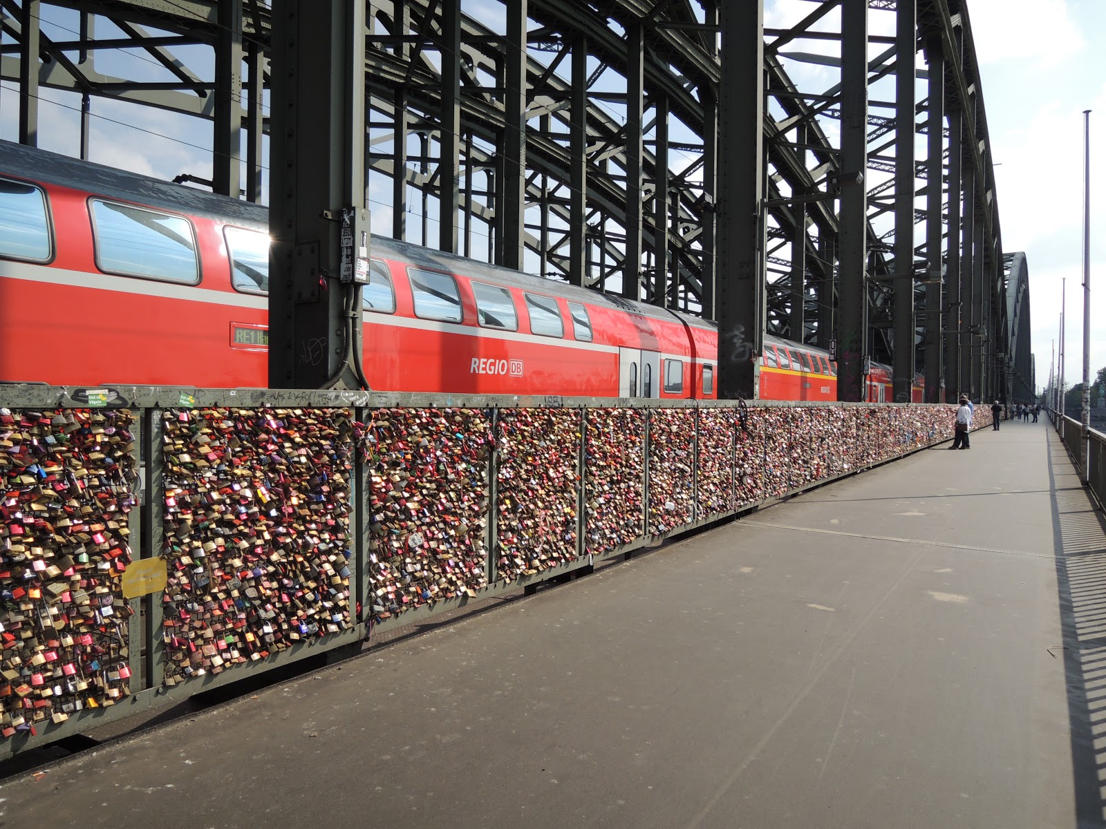 GREAT EATS HAWAII: LOVE LOCK BRIDGE - COLOGNE, GERMANY