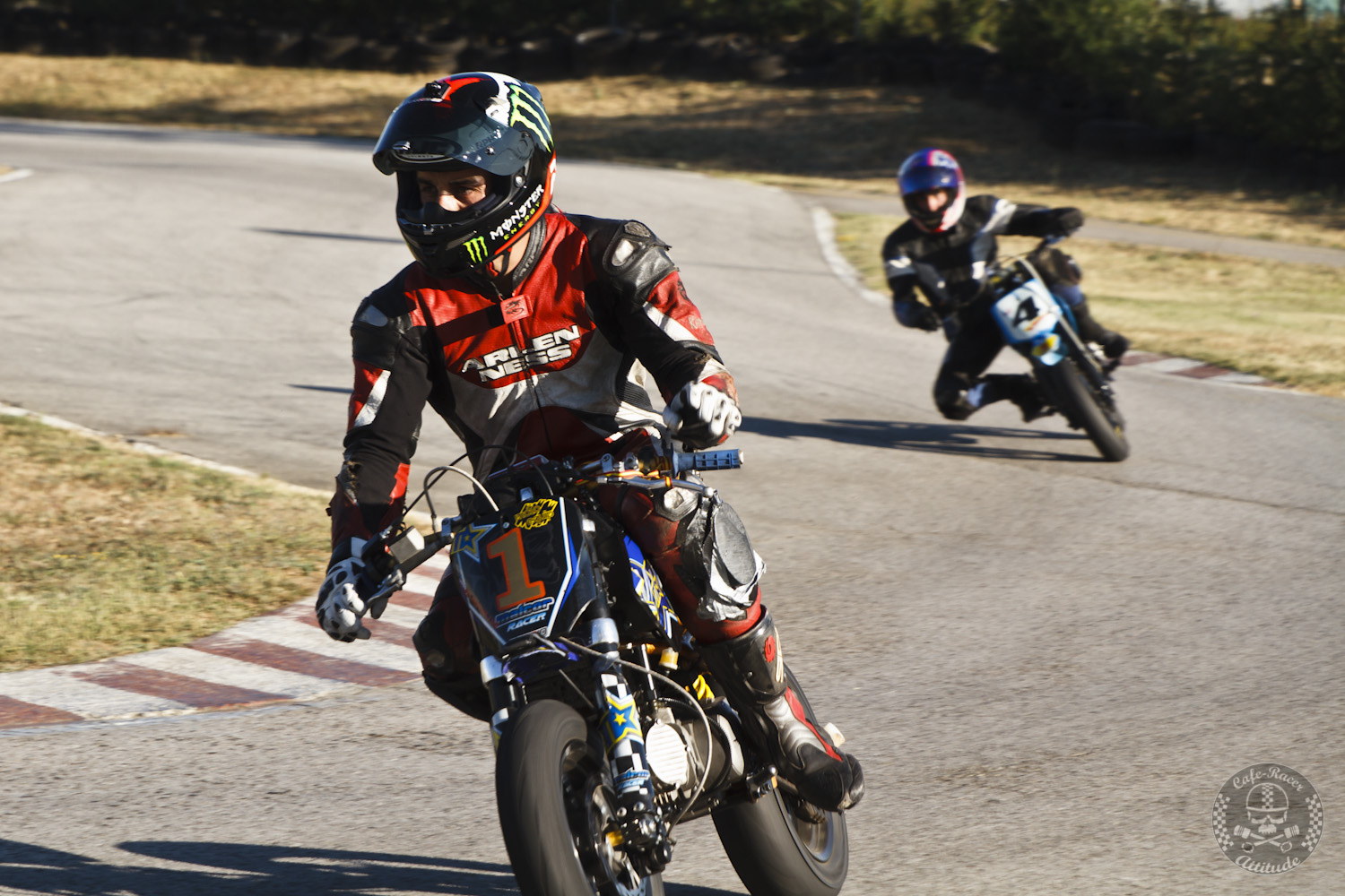 Cafe Racer Attitude: Pit Bike en circuito