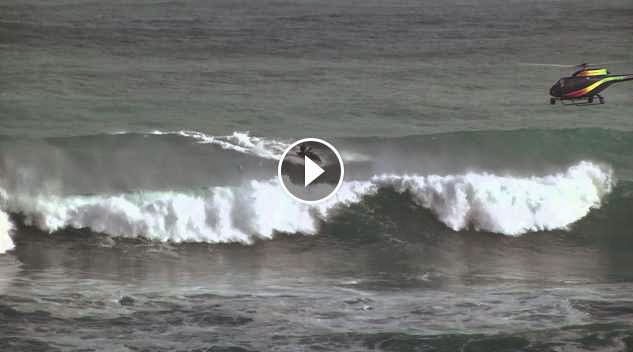 Laird Hamilton surfeando con su hidrofoil en Raglan