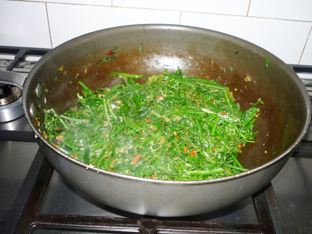 aunty celia's family meals: Stir fried pucuk paku (过山猫) with sambal