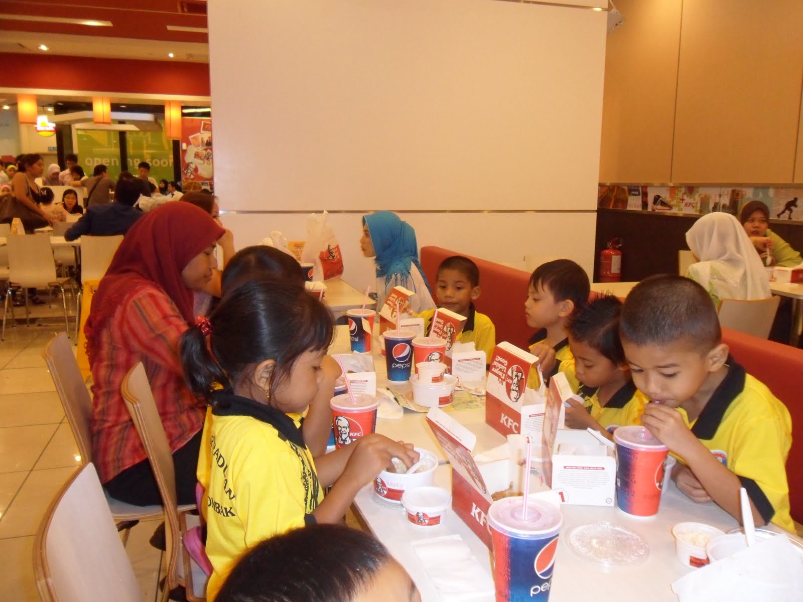 TABIKA PERPADUAN PUSAT KAWALAN KUSTA NEGARA: Makan Tengahari di KFC,KLCC