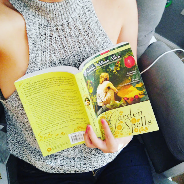 SleeplessReads: Garden Spells - Sarah Addison Allen