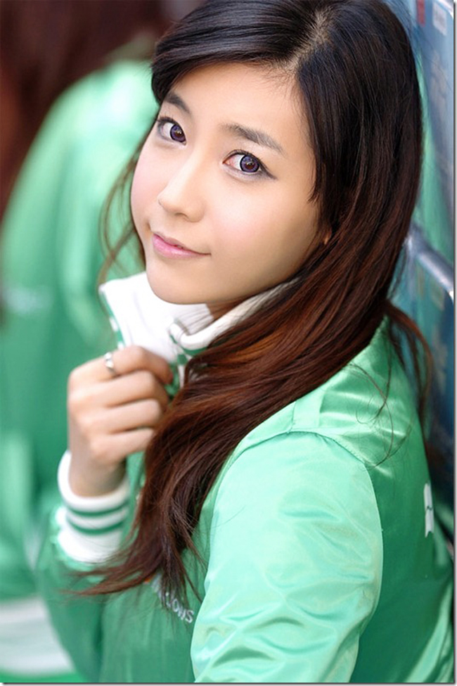 Beautiful Race Queen Of Korea And Windows 7 | Wonderful World Of Pictures