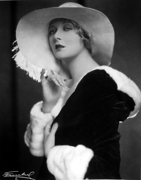 It's The Pictures That Got Small ...: GLAMOUR GIRLS IN HATS!