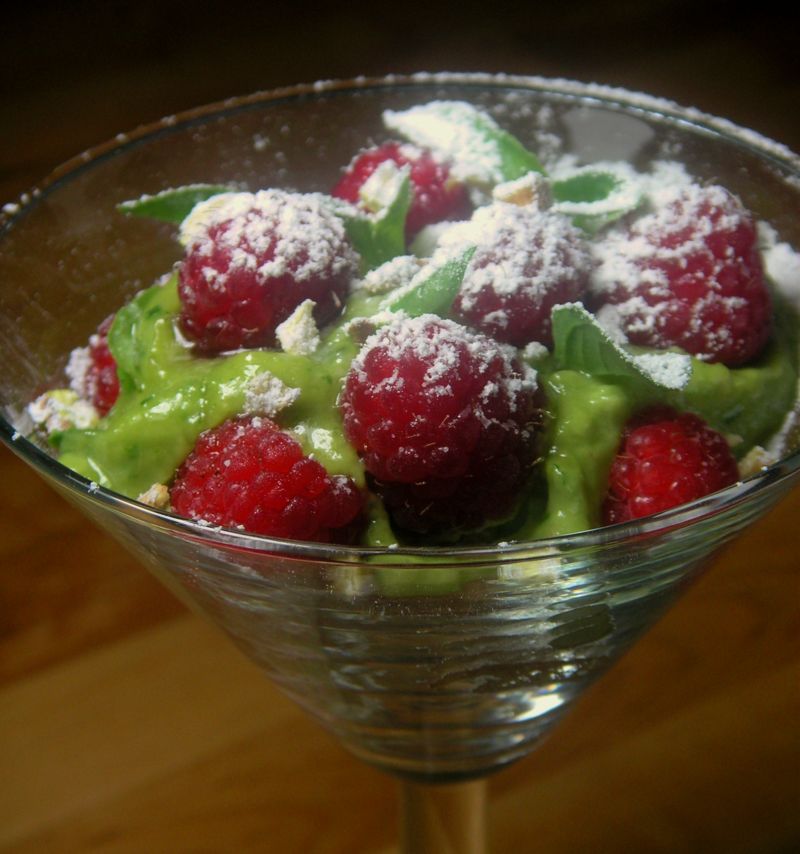 Herkkusuun lautasella Ruokablogi: Vadelmia avokadovaahdossa