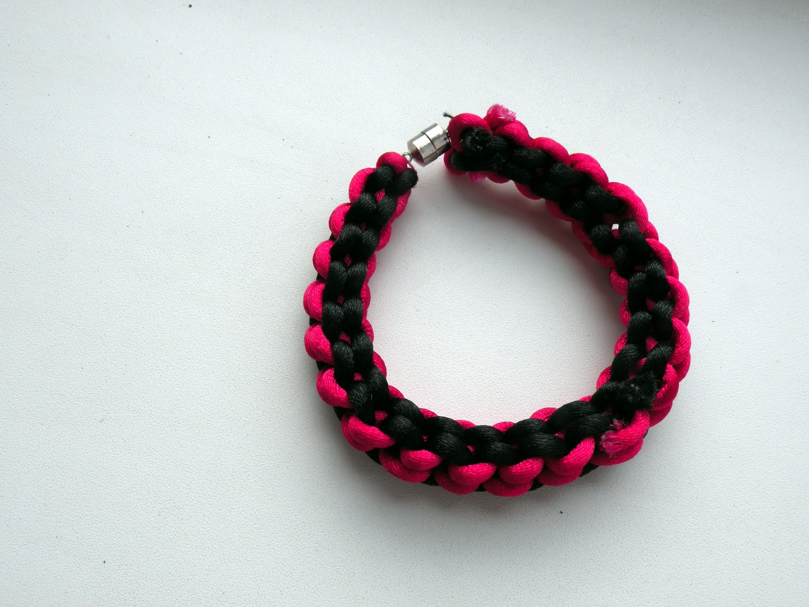 From me to you: DIY Box-Styled Gimp Friendship Bracelet