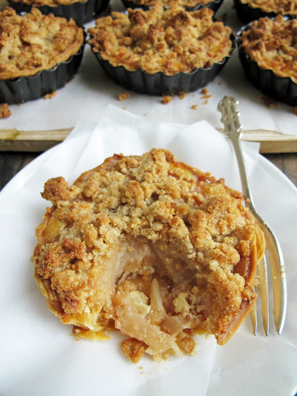 Morsels and Musings: quince crumble tartlets