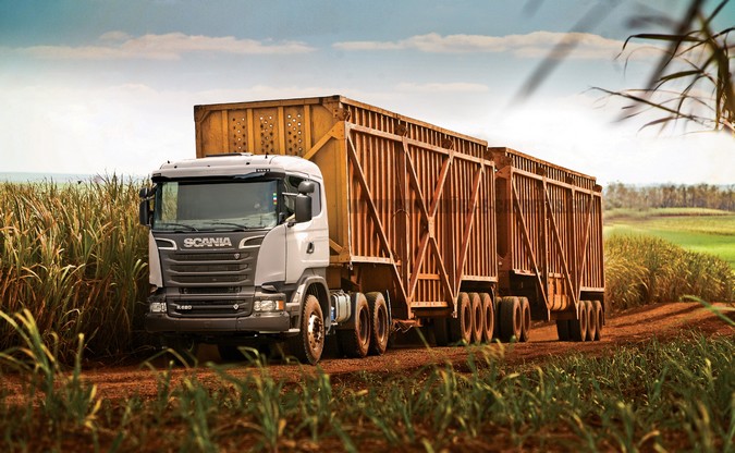 Scania apresenta R 620 V8 para operações com super rodotrem