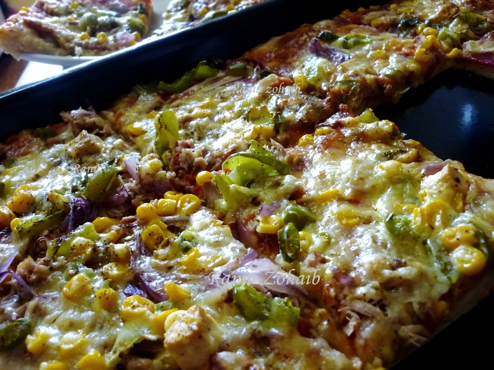Rania @ Work with sugar'n spice: Tuna-Vegetable Cheeeeezy Pizzzzza :)