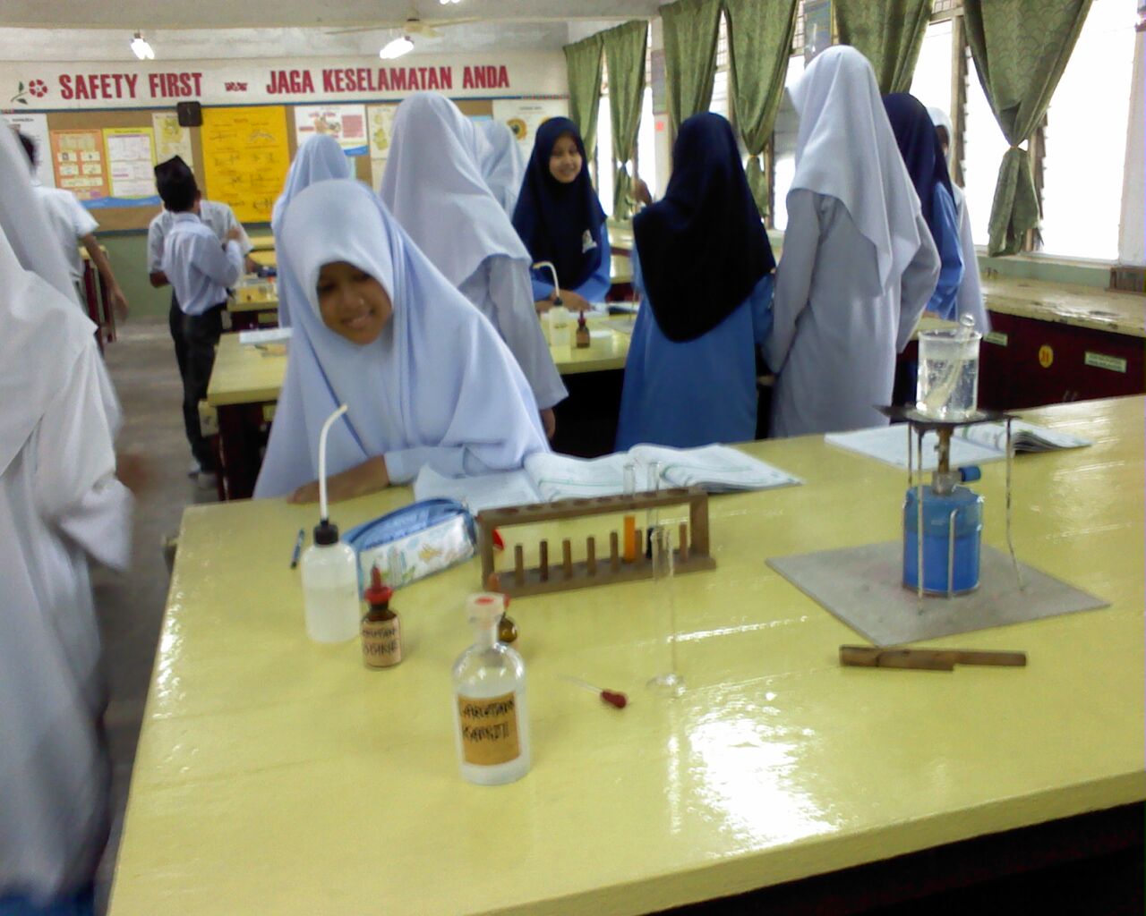 Makmal Sains Sekolah: UJIKAJI UJIAN MAKANAN OLEH PELAJAR