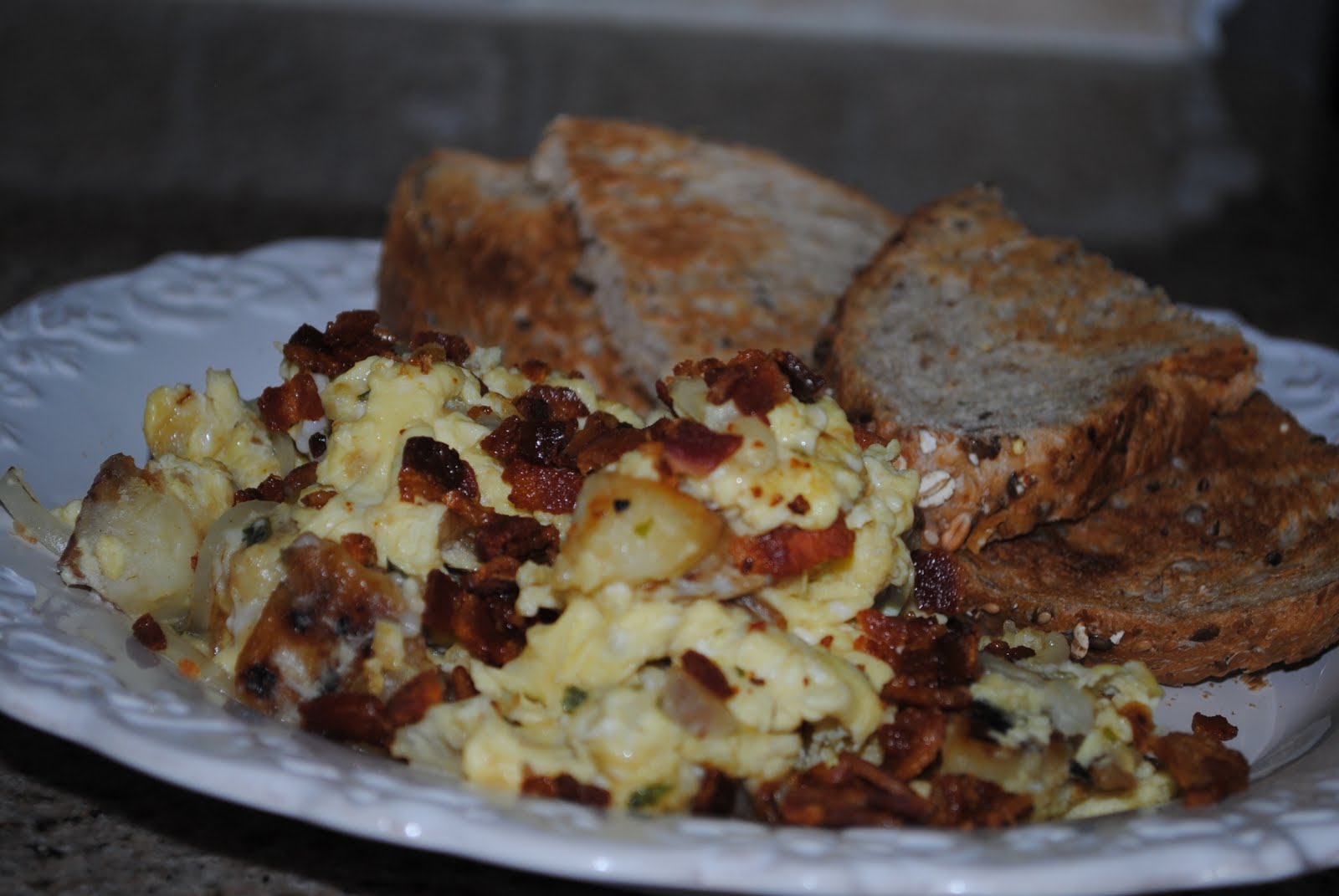 The Complete Art of Cooking: Oua batute cu cartofi si ceapa