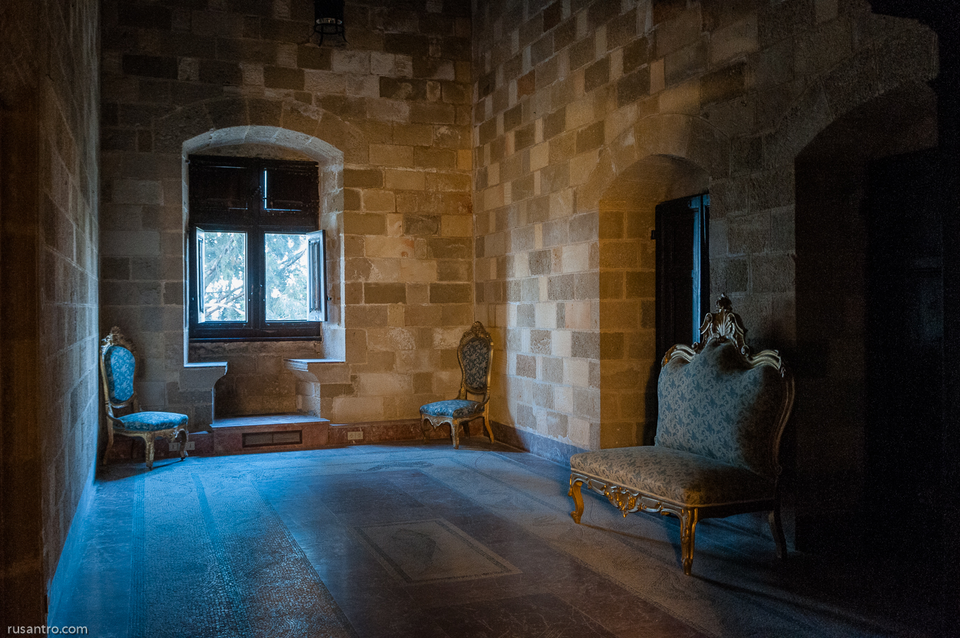 Rodas salas noslēpumu meklējumos