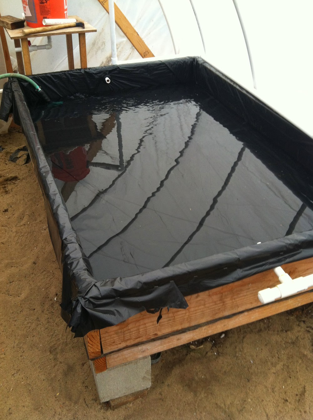 Cluelessaquaponics: Building an aquaponic raft bed, the finish.
