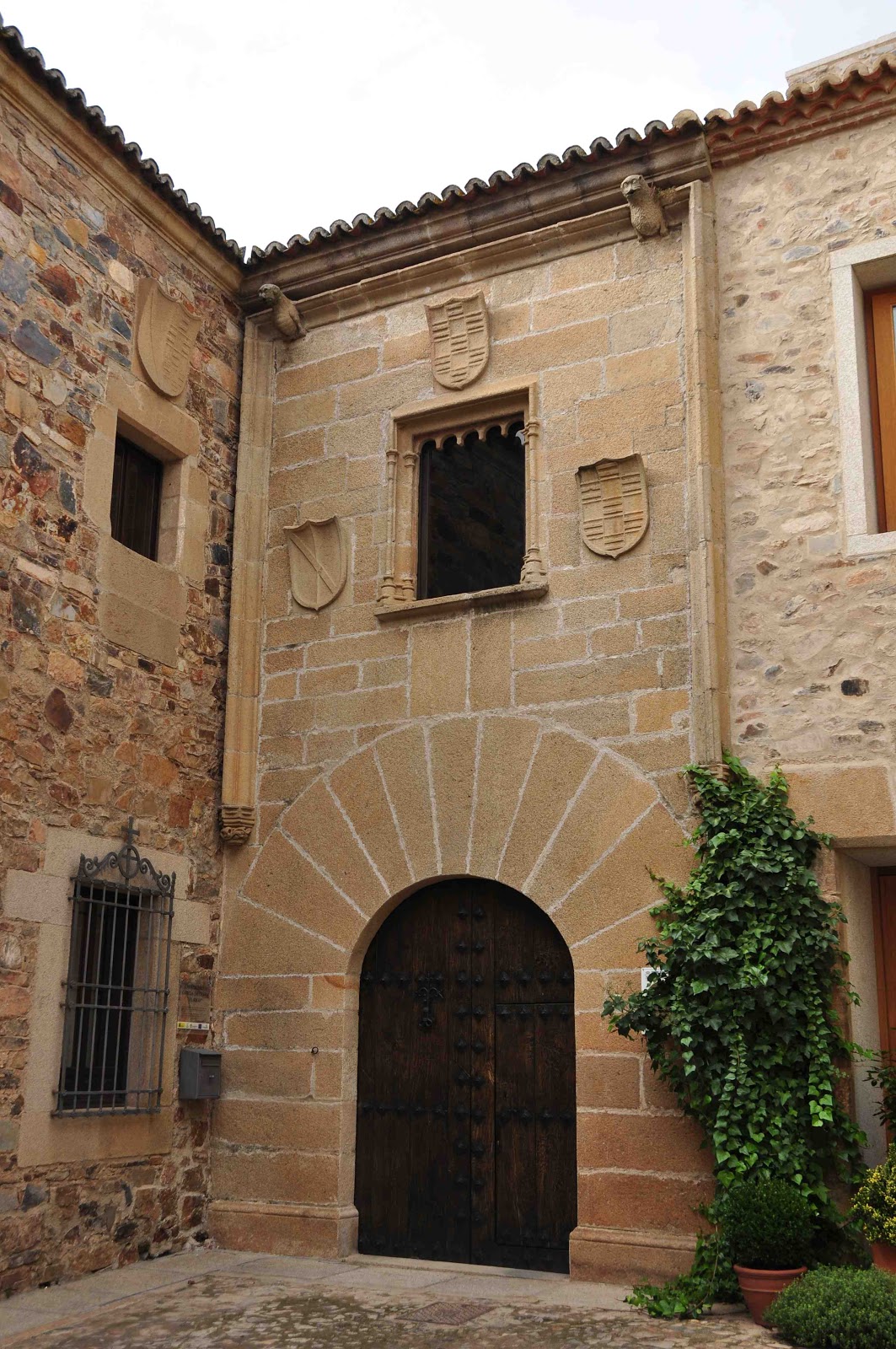 Alfiz. Elementos arquitectónicos y decorativos en Cáceres: Alfiz