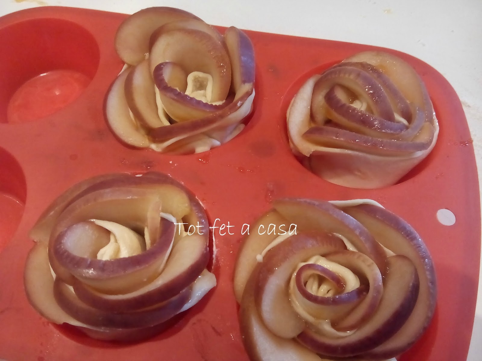 TOT FET A CASA: ROSES DE POMA I PASTA DE FULL