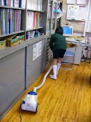 Yusuke Japan Blog: Japanese students clean classrooms on their own