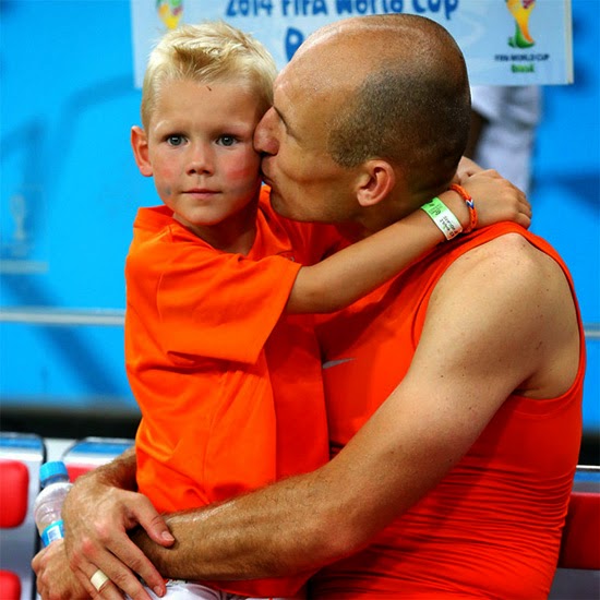 Thegoalmac Blog: PHOTOS: Meet Arjen Robben's beautiful wife and Cute kids