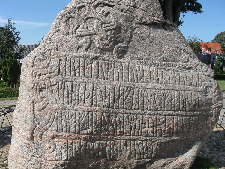 Cicci's Tour: UNESCO - Tumuli, pietre runiche e chiesa di Jelling ...