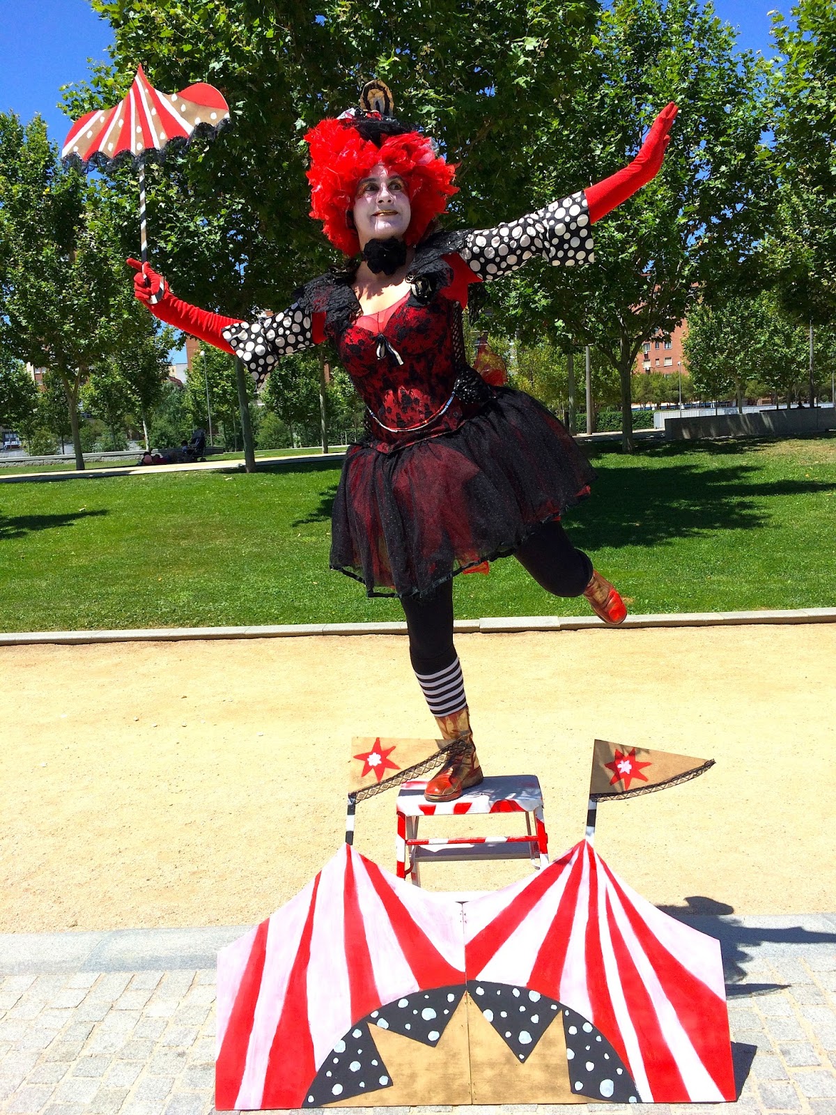 Estatuas humanas y performance: La Equilibrista de Circo