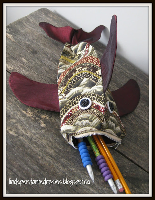 lindapendante dreams: Zip Lipped Fish Pouch With Tutorial