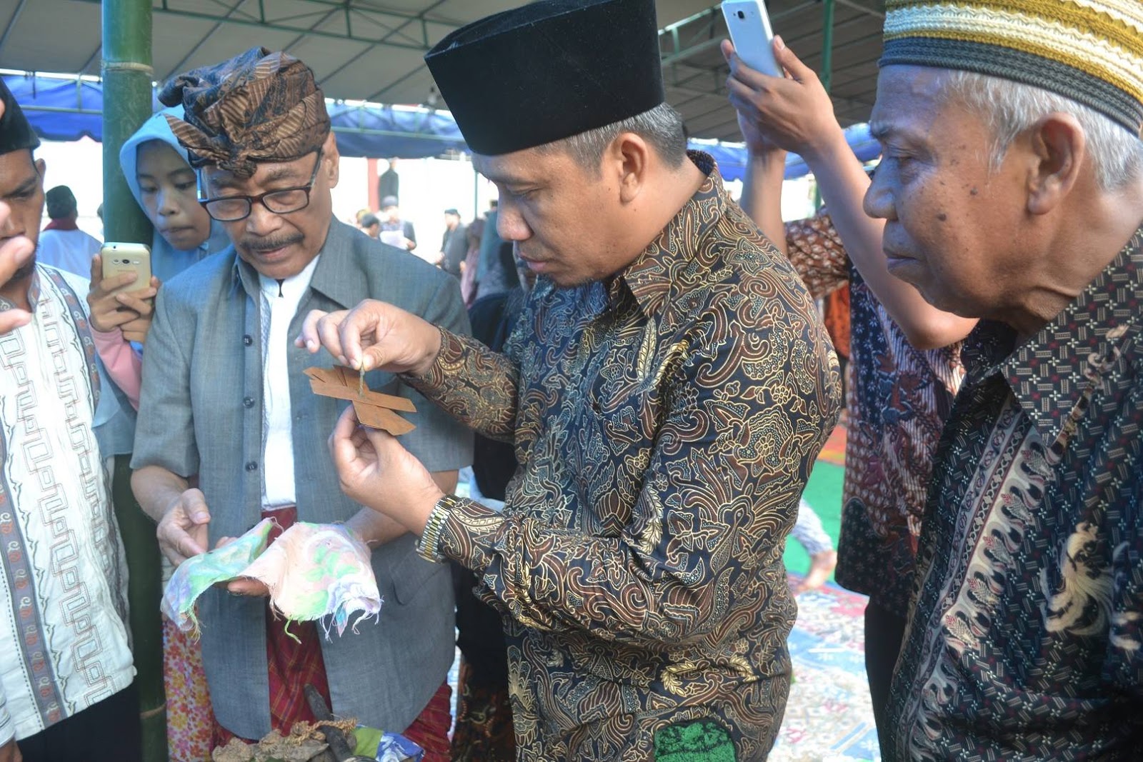 ekosauban: Wakil Bupati KLU Hadiri Tasyakuran Kembalinya Benda Pusaka ... ekosauban: Wakil Bupati KLU Hadiri Tasyakuran Kembalinya Benda Pusaka ...