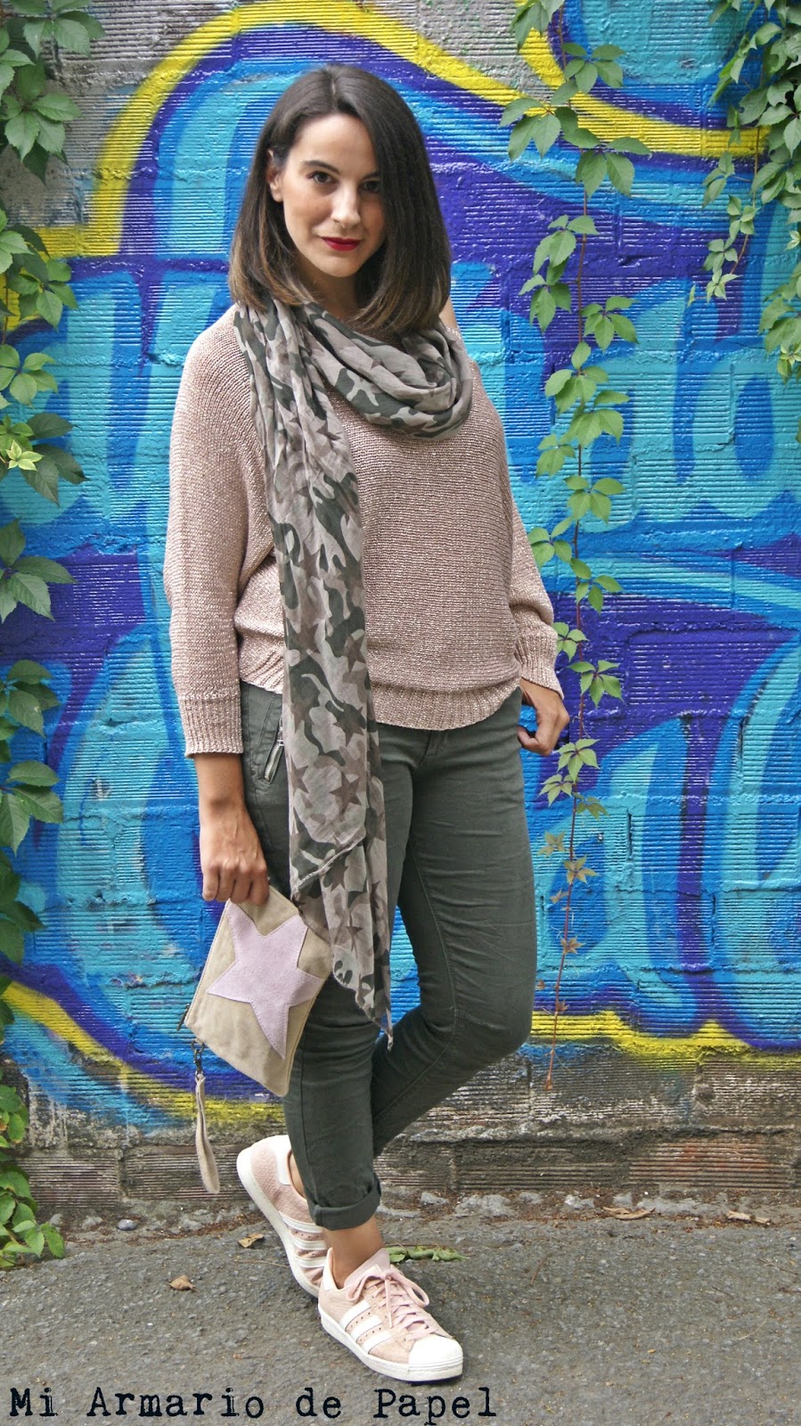 Outfit: Look Trendie Verde Militar y Rosa - Mi Armario de Papel