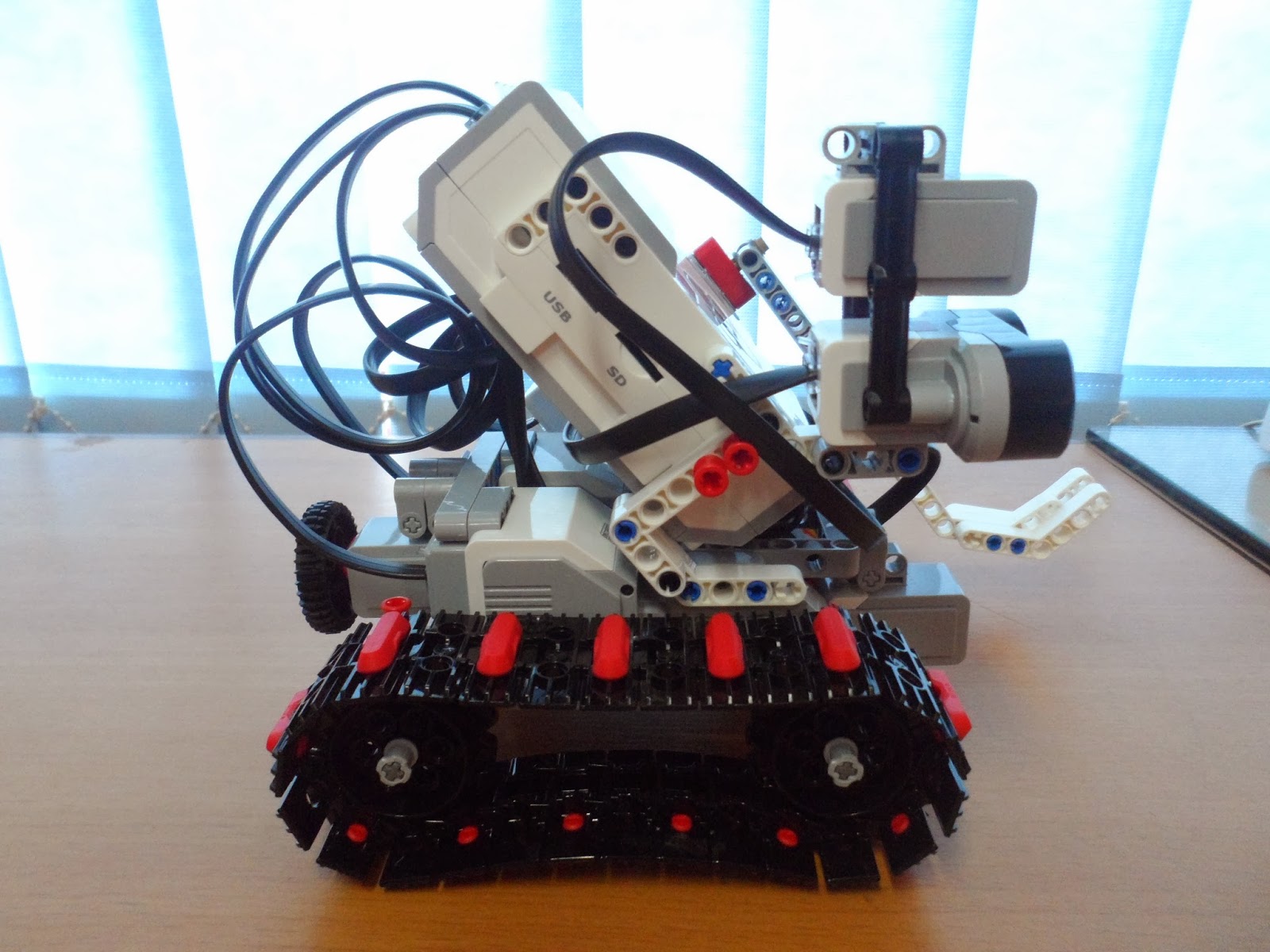 RoBoTiCS® education centre: Track Bot EV3